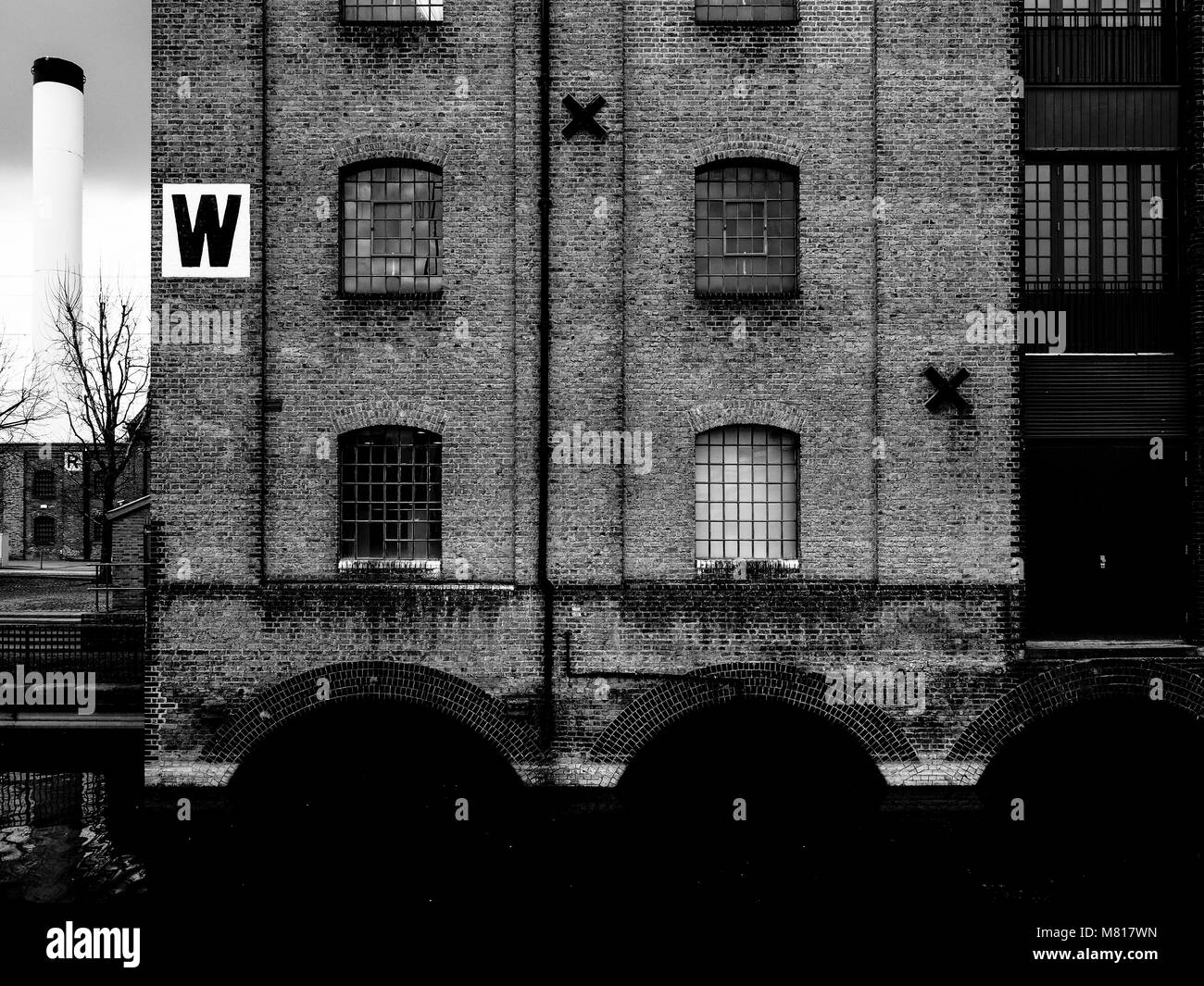 London docks victorian architecture hi-res stock photography and images ...