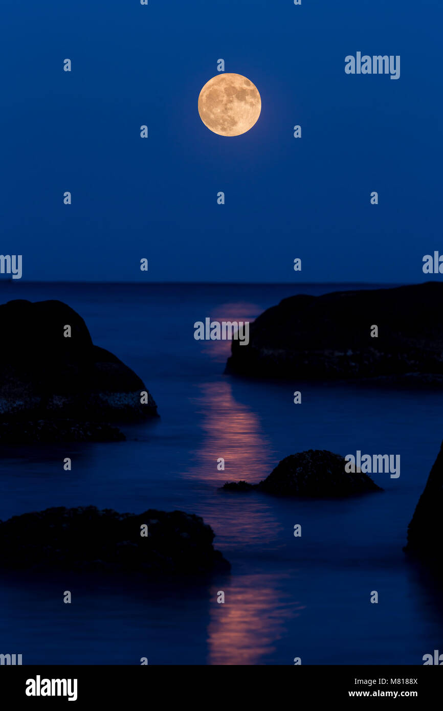 Moon and cloud over ocean hi-res stock photography and images - Alamy
