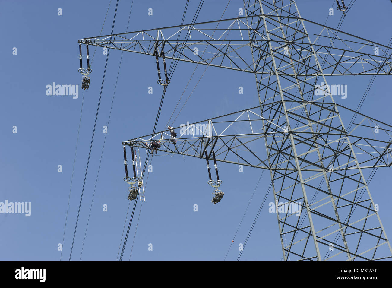 Fixing power lines hi-res stock photography and images - Alamy