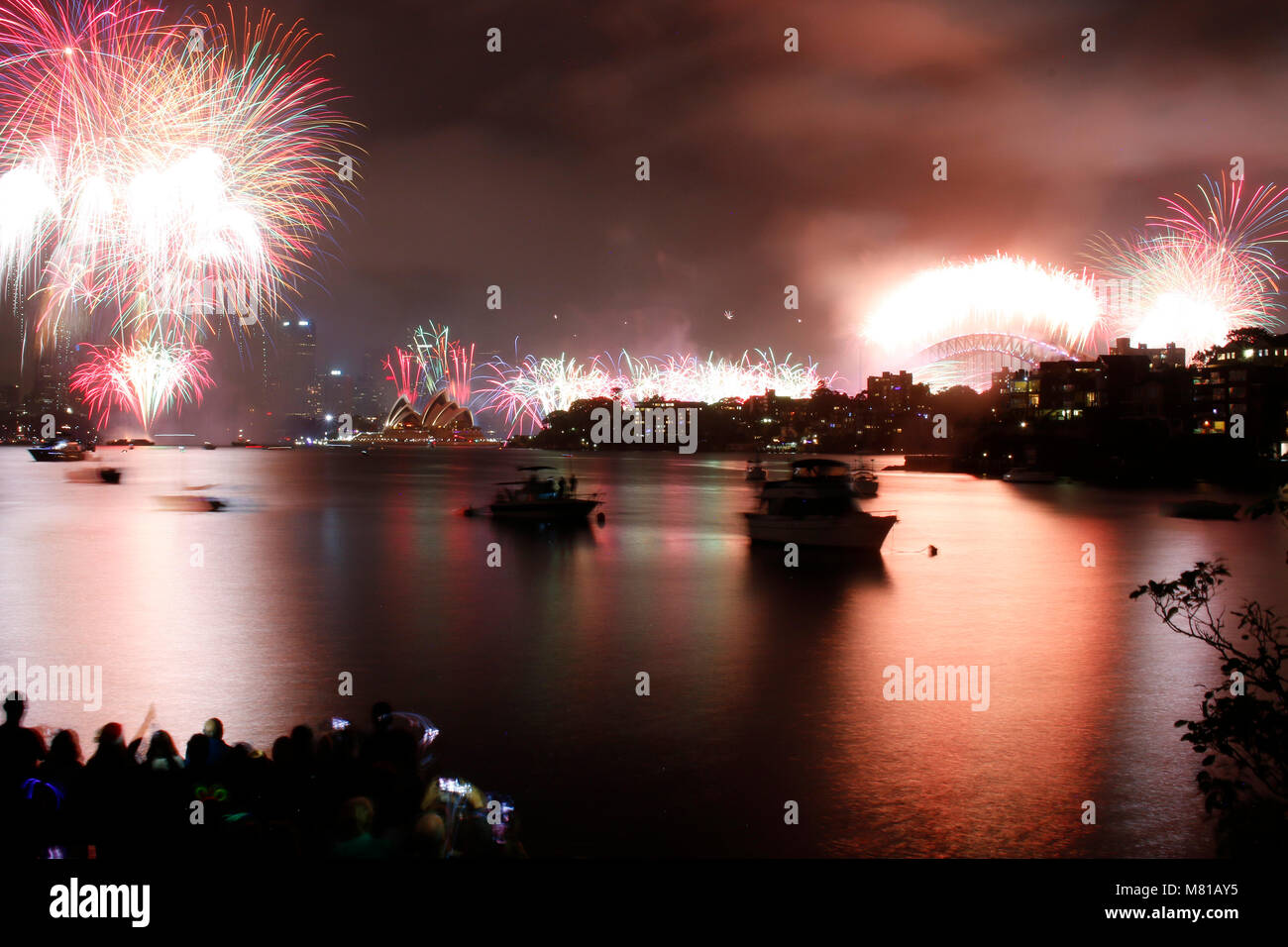 New Years Eve fireworks in Sydney: 8 tons of fireworks set the sky on ...