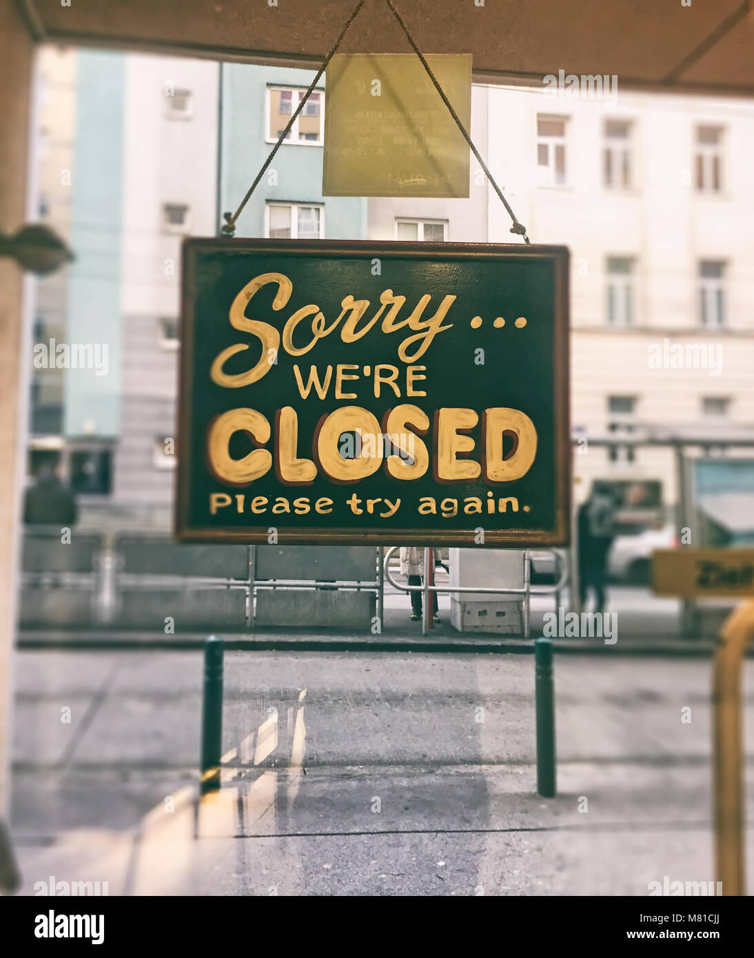 Sorry we are closed sign on fast food glass door Stock Photo - Alamy