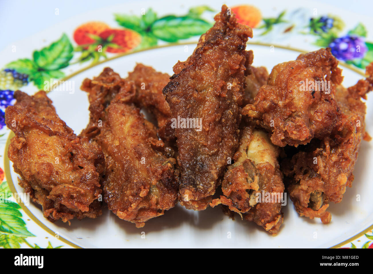 Fried chicken on plate hi-res stock photography and images - Alamy