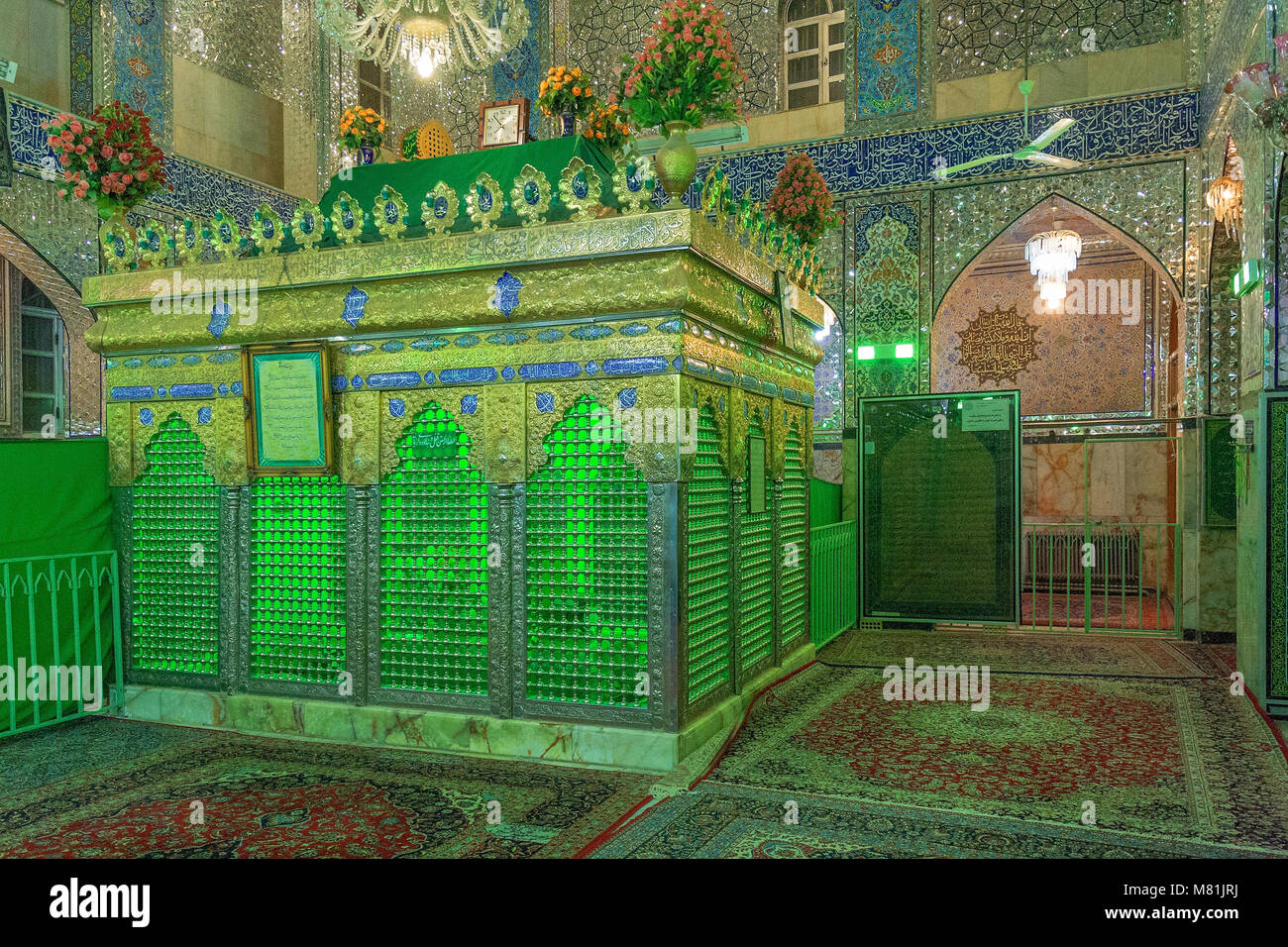 The tomb, holy shrine in the middle of the Shia mosque on December 2008 ...