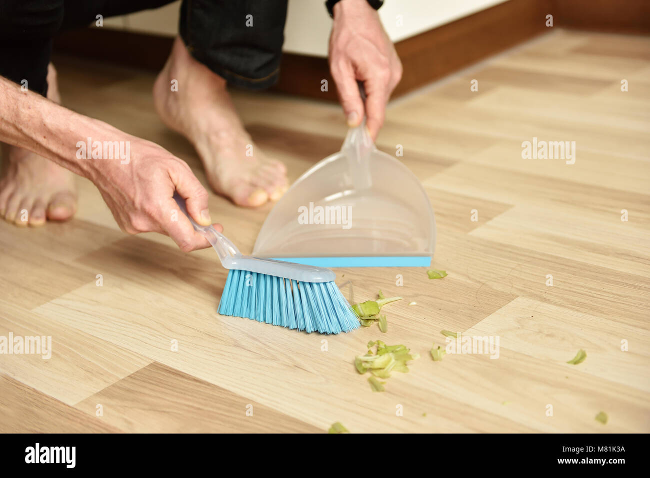 Using dustpan hi-res stock photography and images - Alamy