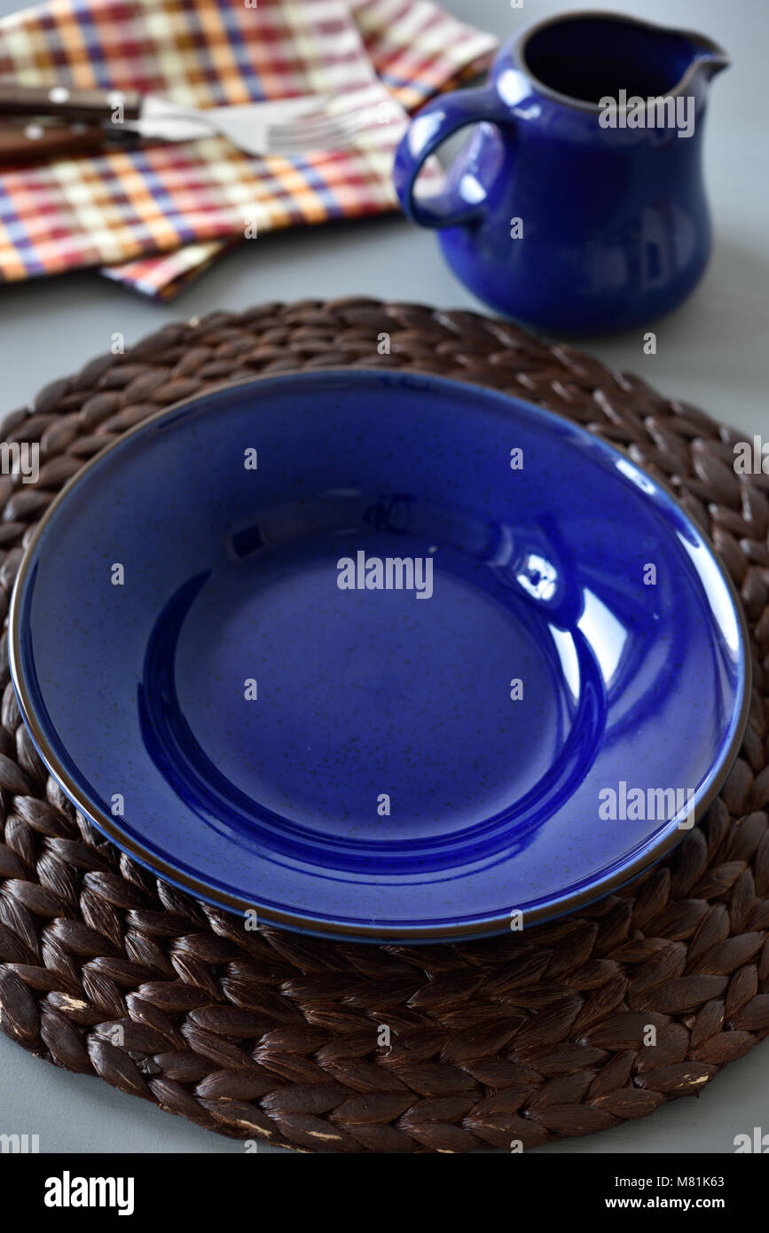 Table setting with straw mat Stock Photo - Alamy
