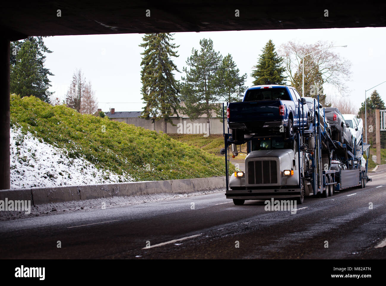 Cars going under bridge hi-res stock photography and images - Alamy