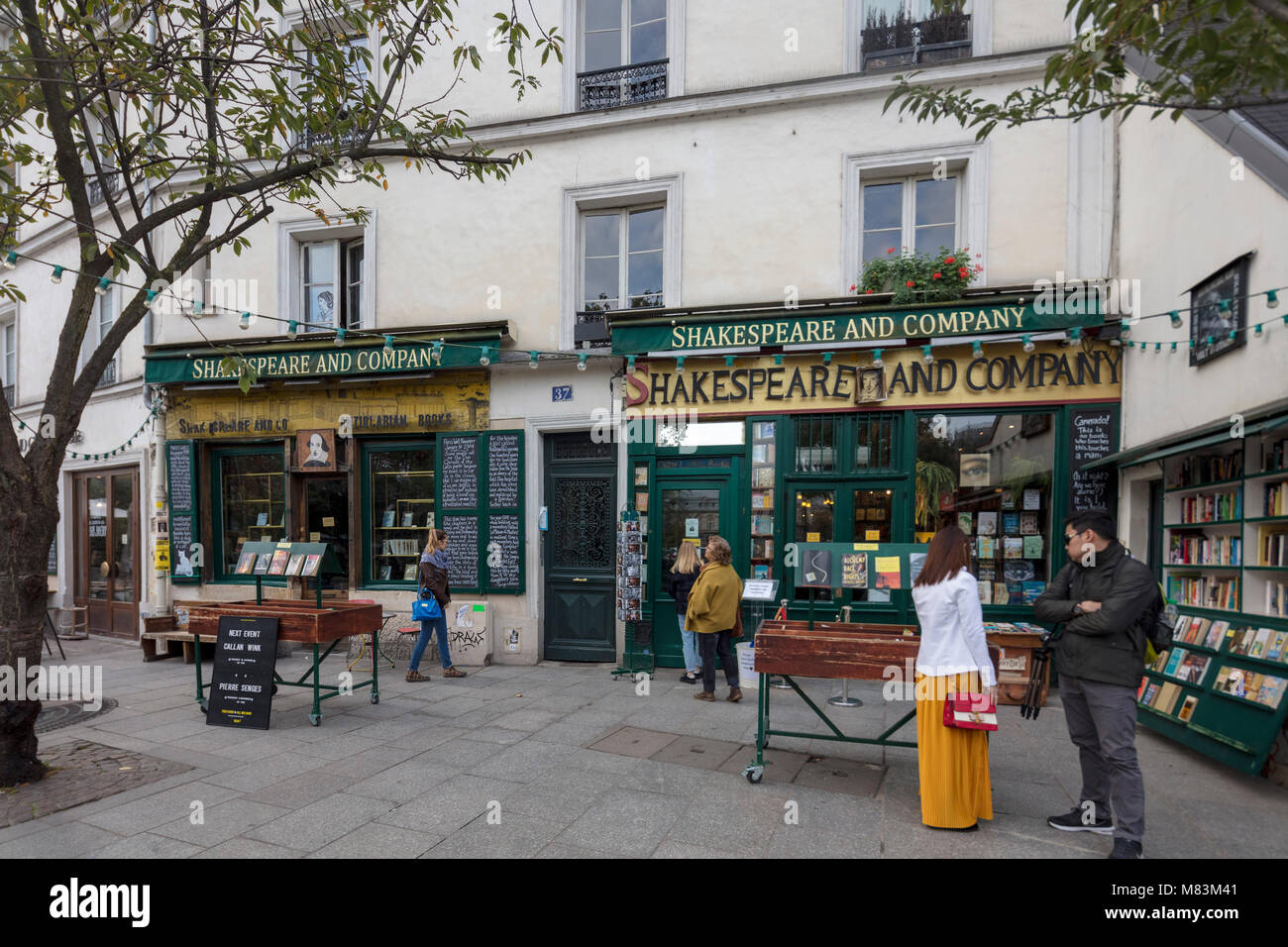 Shakespeare and company bookstore paris hi-res stock photography and ...