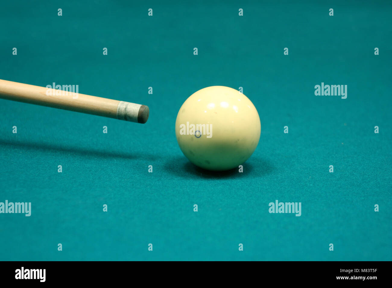 Green felt billiard table with pool cue hi-res stock photography and ...