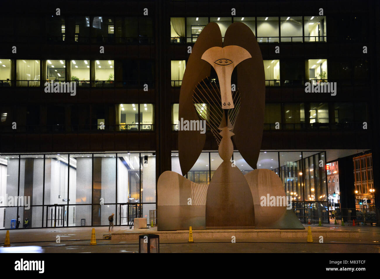 Chicago's iconic Picasso sculpture in Daley Plaza at night Stock Photo ...