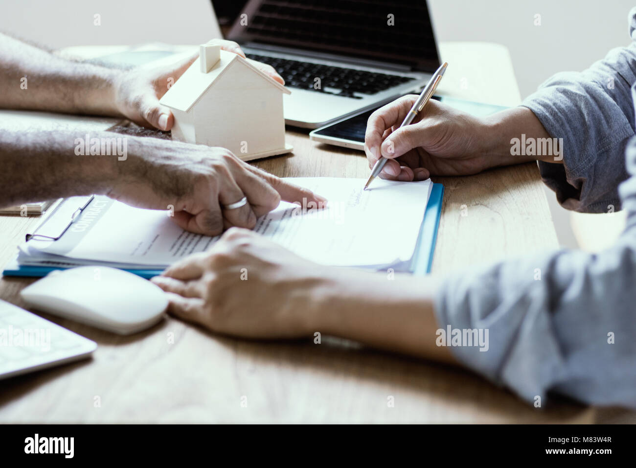 Signing contract building hi-res stock photography and images - Alamy