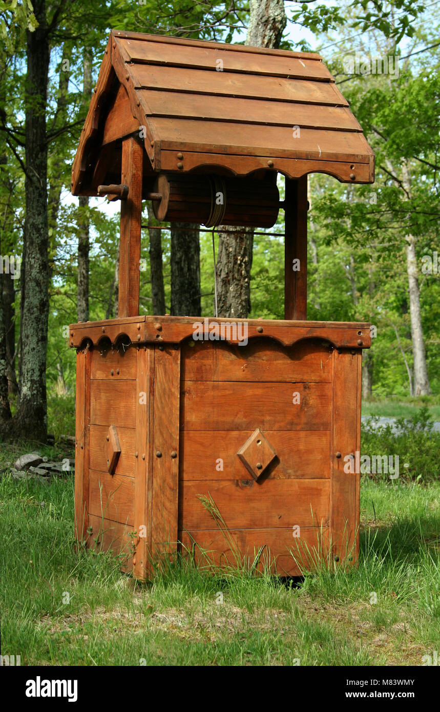 Wishing well roof hi-res stock photography and images - Alamy