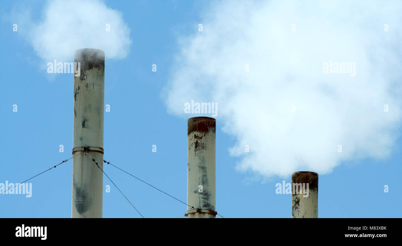 Factory spewing smoke hi-res stock photography and images - Alamy