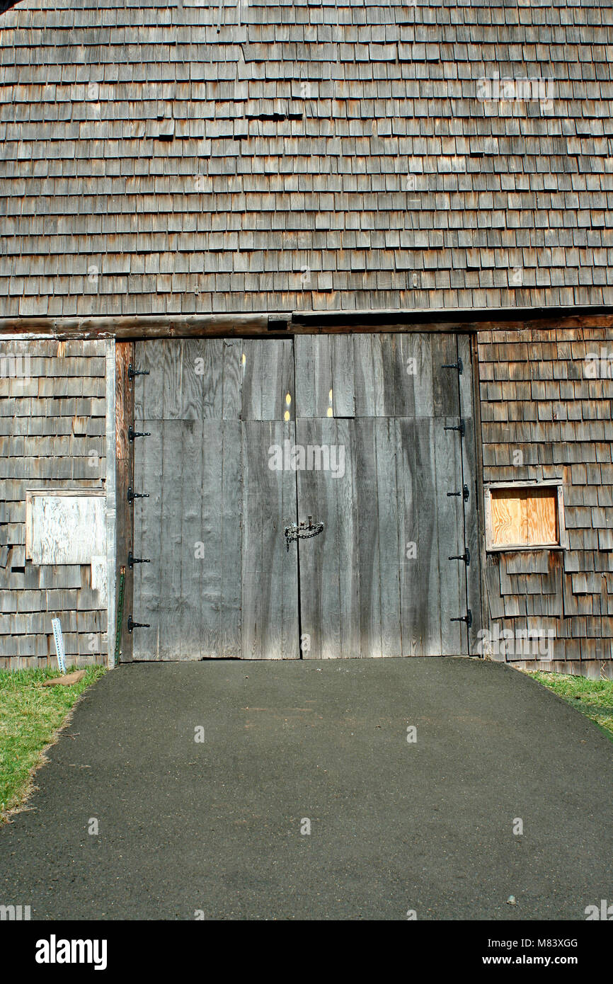 A Old barn door Stock Photo - Alamy