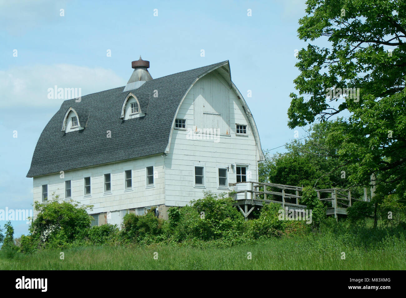 A Old white barn with blue sky Stock Photo - Alamy