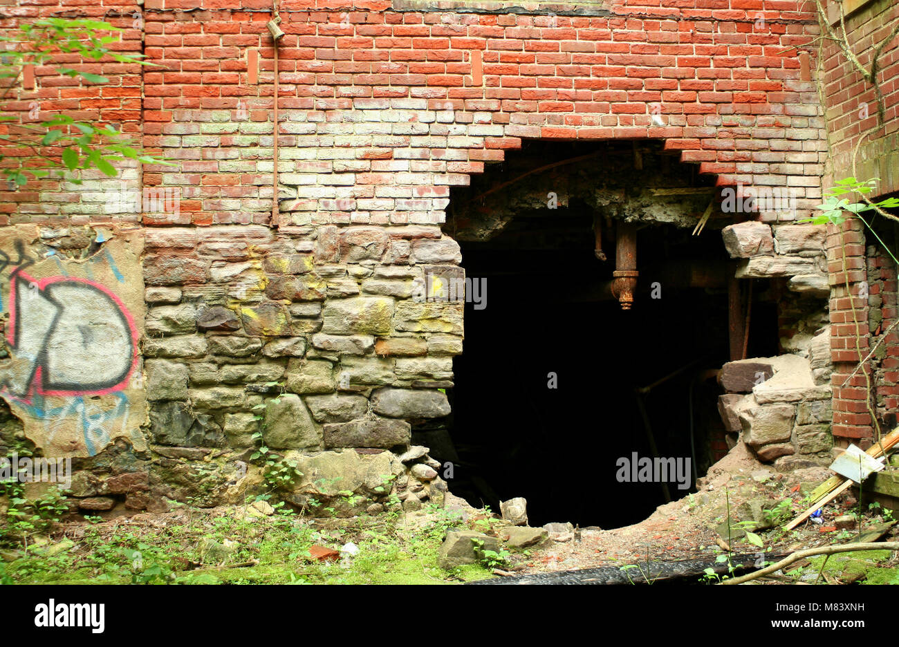 Hole in the wall of a abandoned building Stock Photo - Alamy