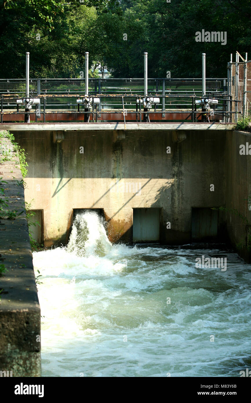 Old canal lock hi-res stock photography and images - Alamy