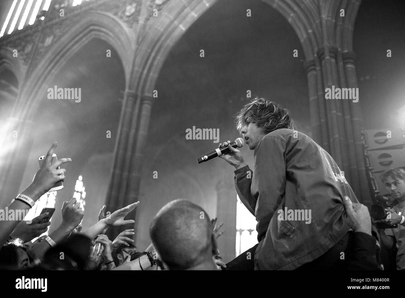 Singing to crowd hi-res stock photography and images - Alamy