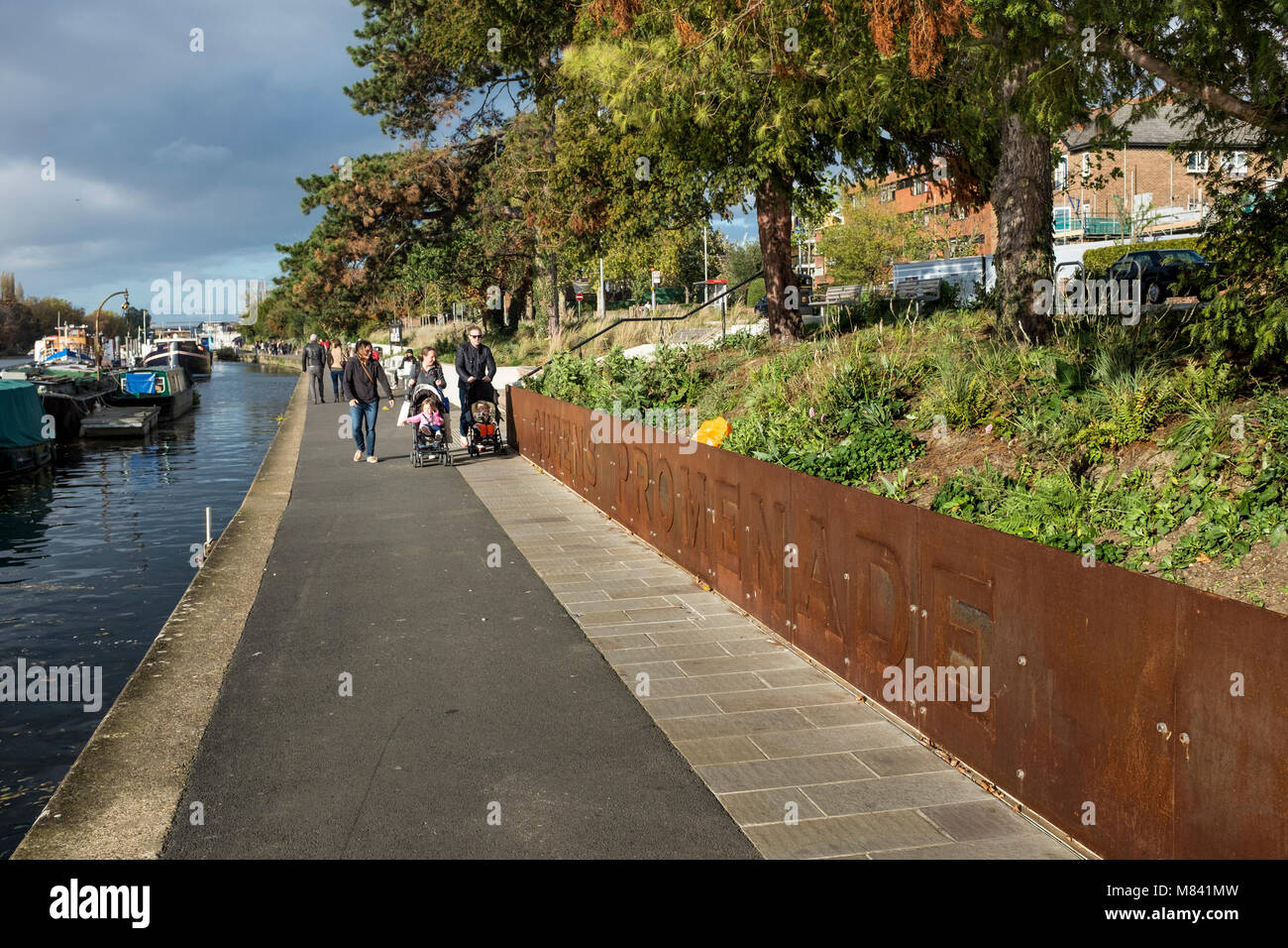 Riverside promenade thames hi-res stock photography and images - Alamy