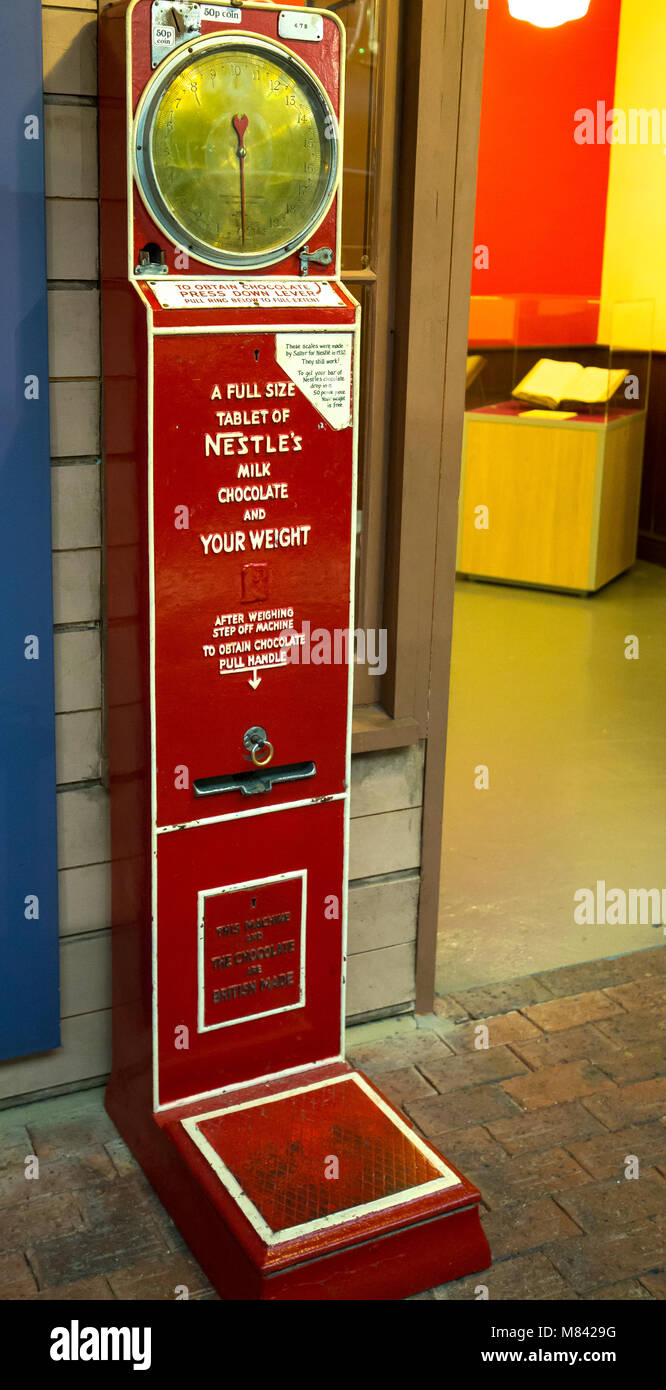 Old fashioned weighing scales hi-res stock photography and images - Alamy