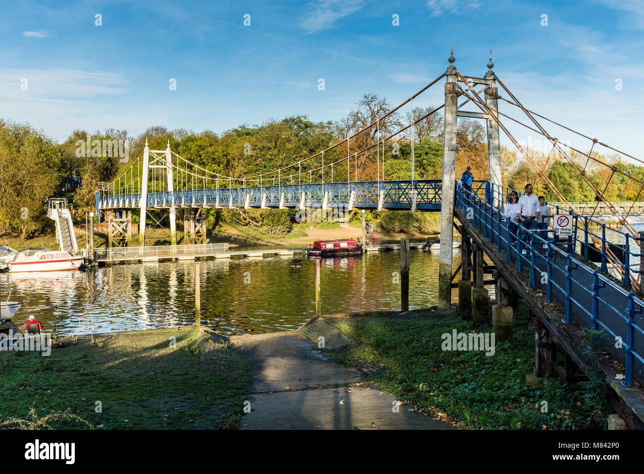 Teddington lock hi-res stock photography and images - Alamy