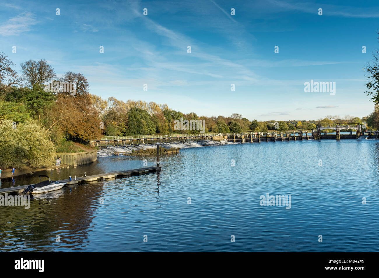 Richmond lock and weir on thames hi-res stock photography and images ...