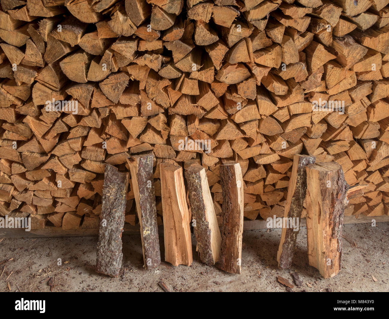 Logs stacked for fire hi-res stock photography and images - Alamy