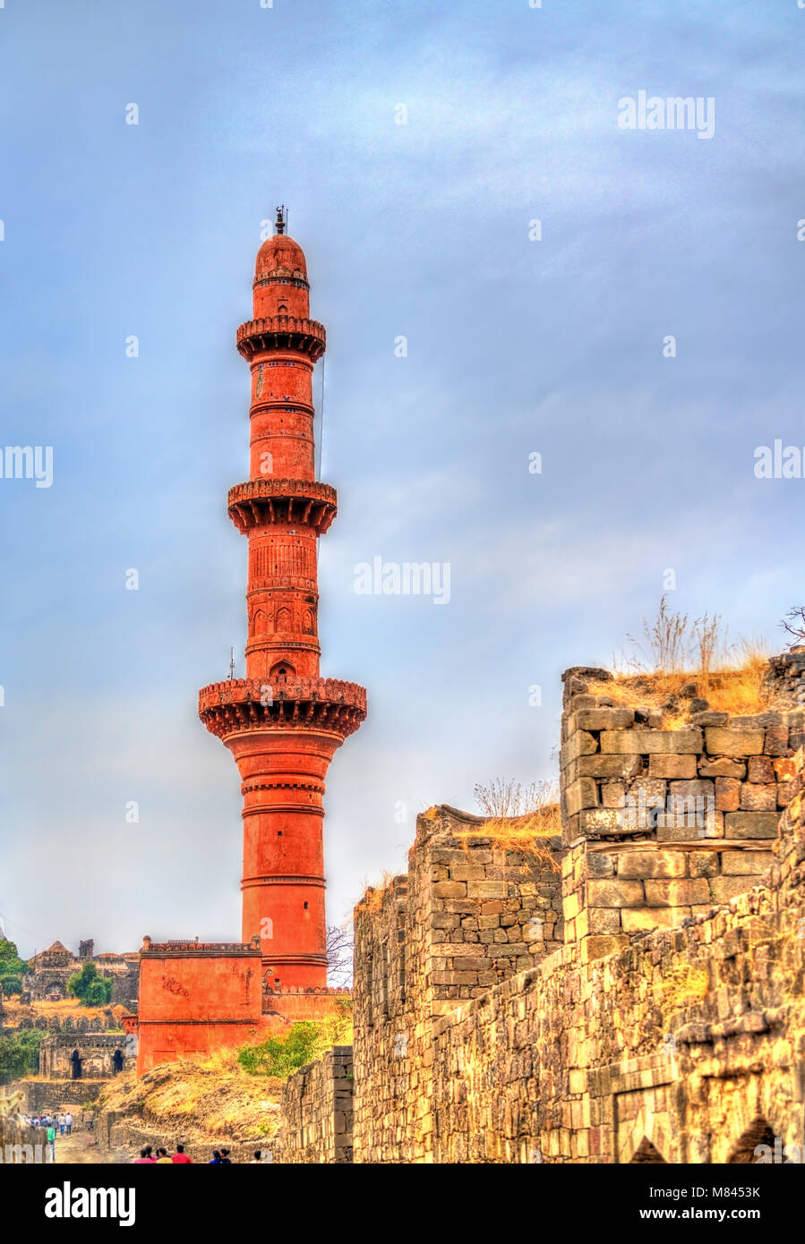 Chand Minar, a minaret at Daulatabad fort in Maharashtra, India Stock ...