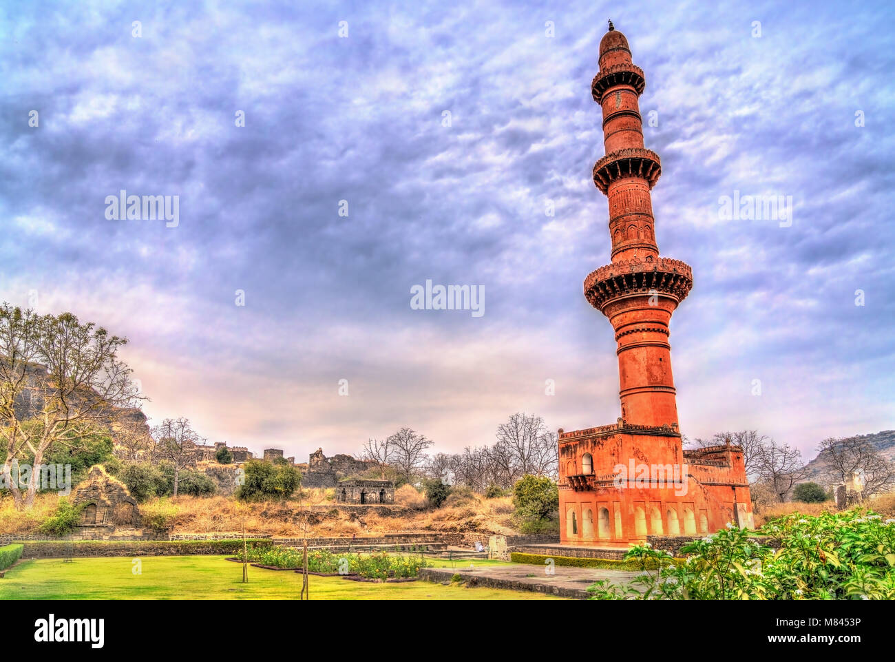 Chand Minar, a minaret at Daulatabad fort in Maharashtra, India Stock ...