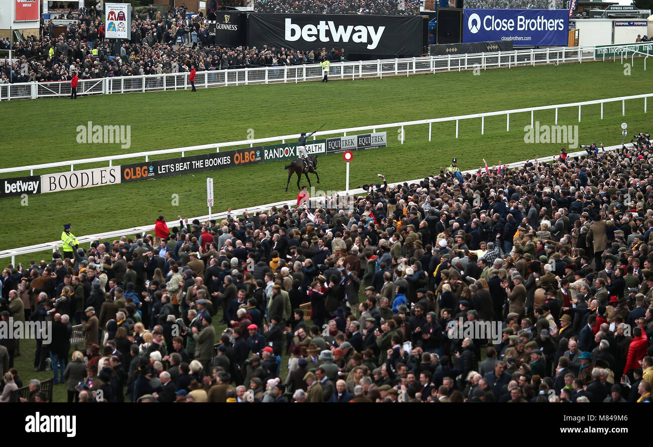 Altior win hi-res stock photography and images - Alamy