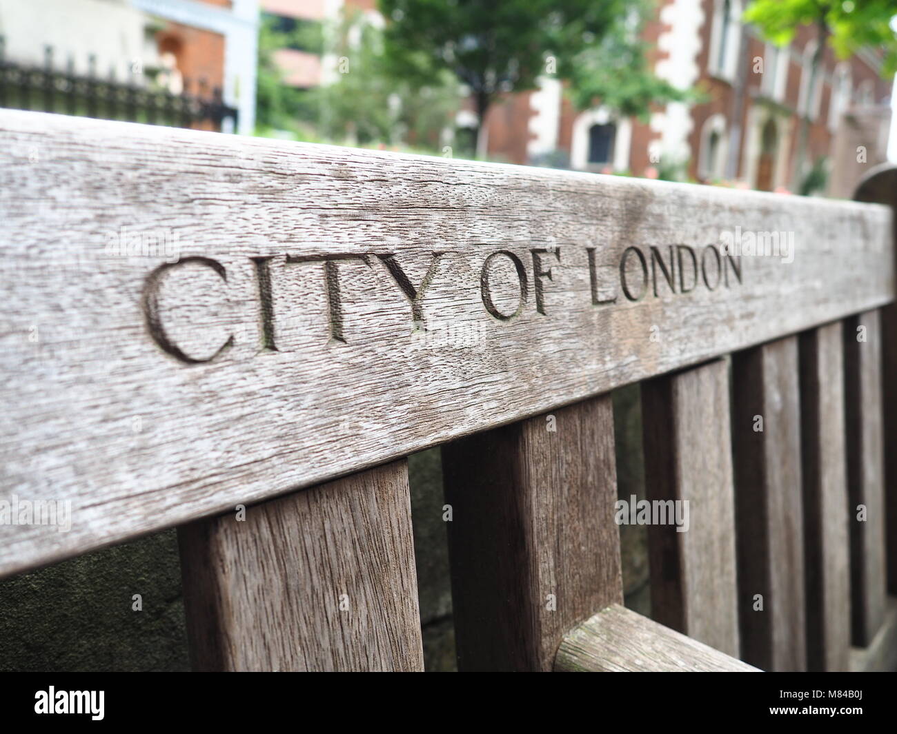 London park bench hi-res stock photography and images - Alamy
