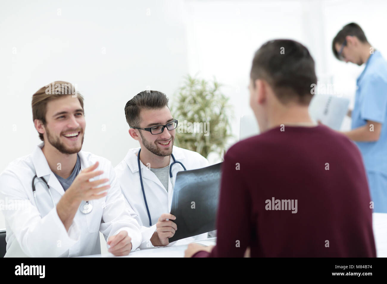 doctors discuss with the patient the x-ray Stock Photo - Alamy