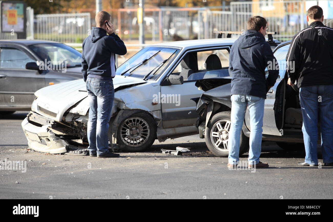 Car crash head on two hi-res stock photography and images - Alamy