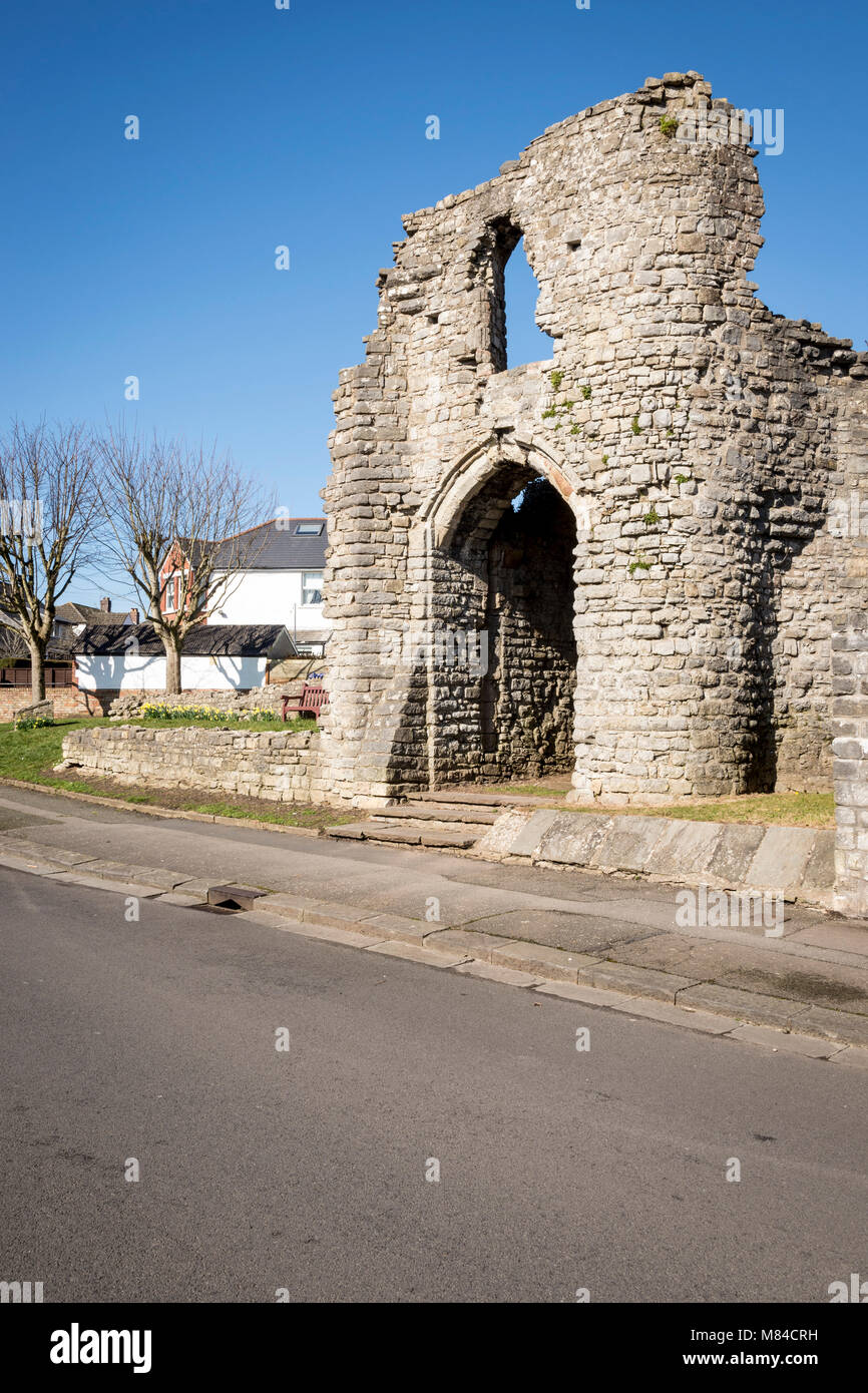 Medieval gatehouse ruins hi-res stock photography and images - Alamy