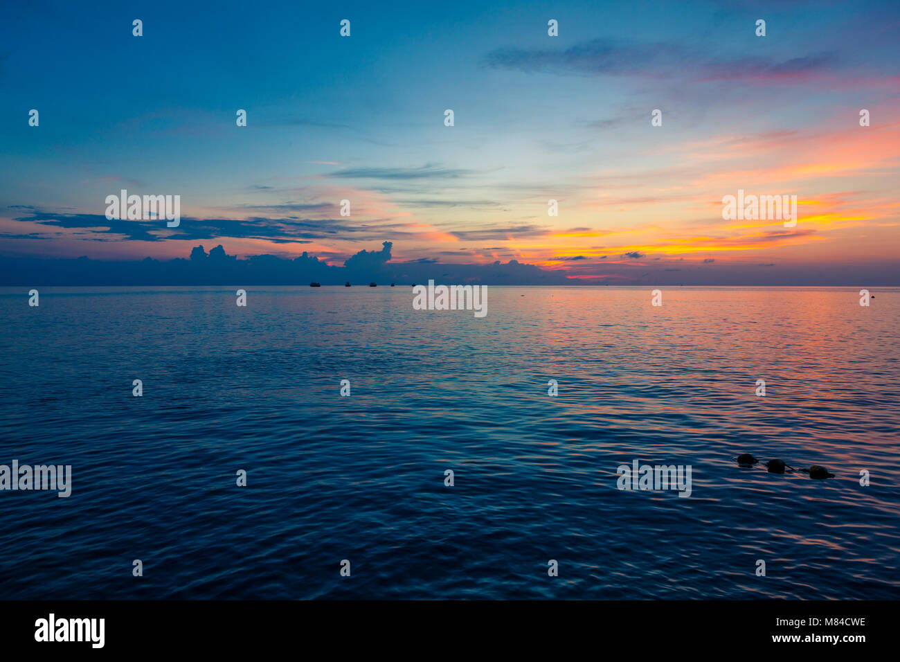 Photo sunset over sea hi-res stock photography and images - Alamy