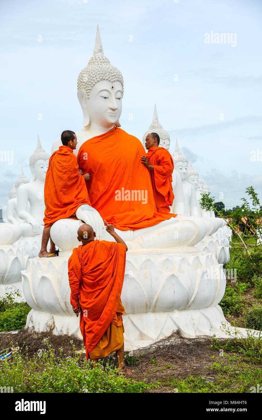 Buddhist monk in white robes hi-res stock photography and images - Alamy