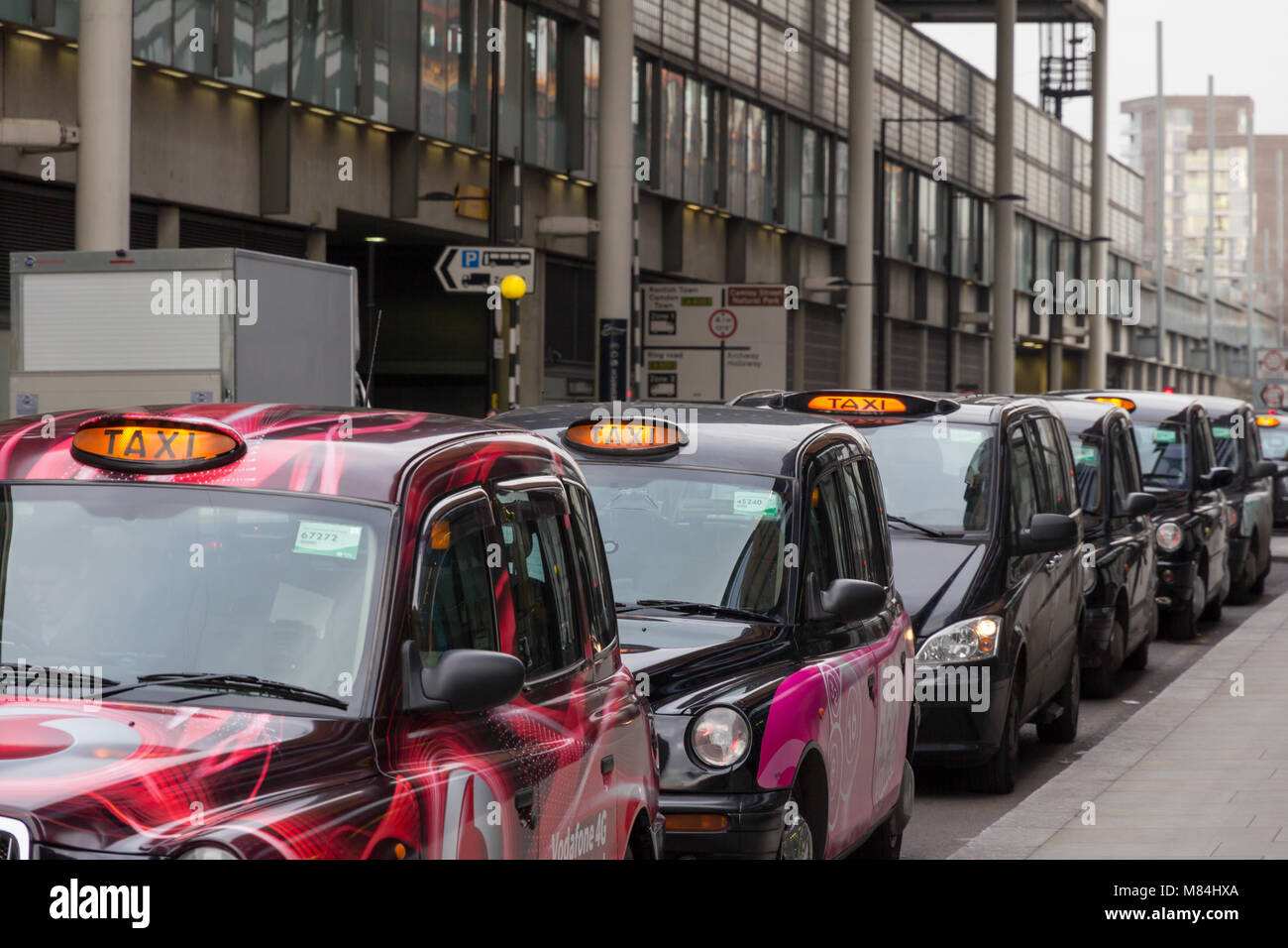 London black cabs hi-res stock photography and images - Alamy