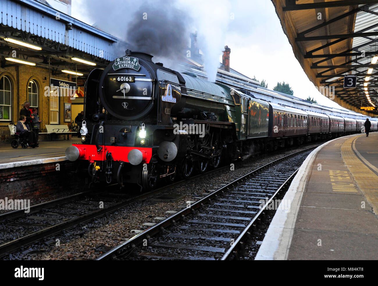Salisbury railway station hi-res stock photography and images - Alamy