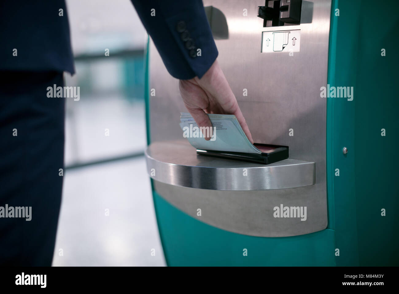 Airport ticket machine hi-res stock photography and images - Alamy