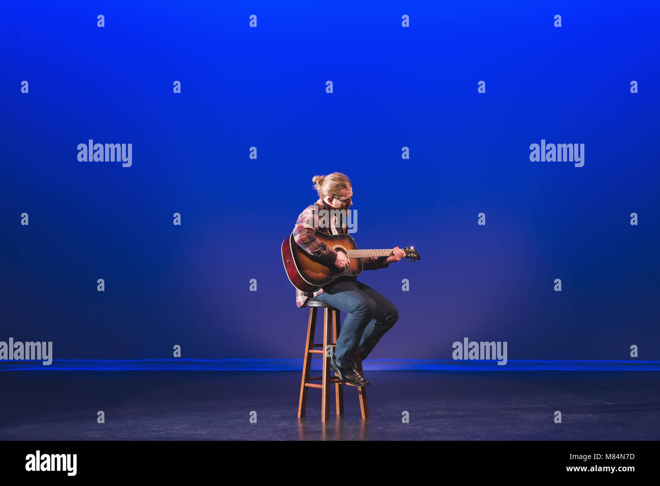 Man playing guitar on stage Stock Photo - Alamy