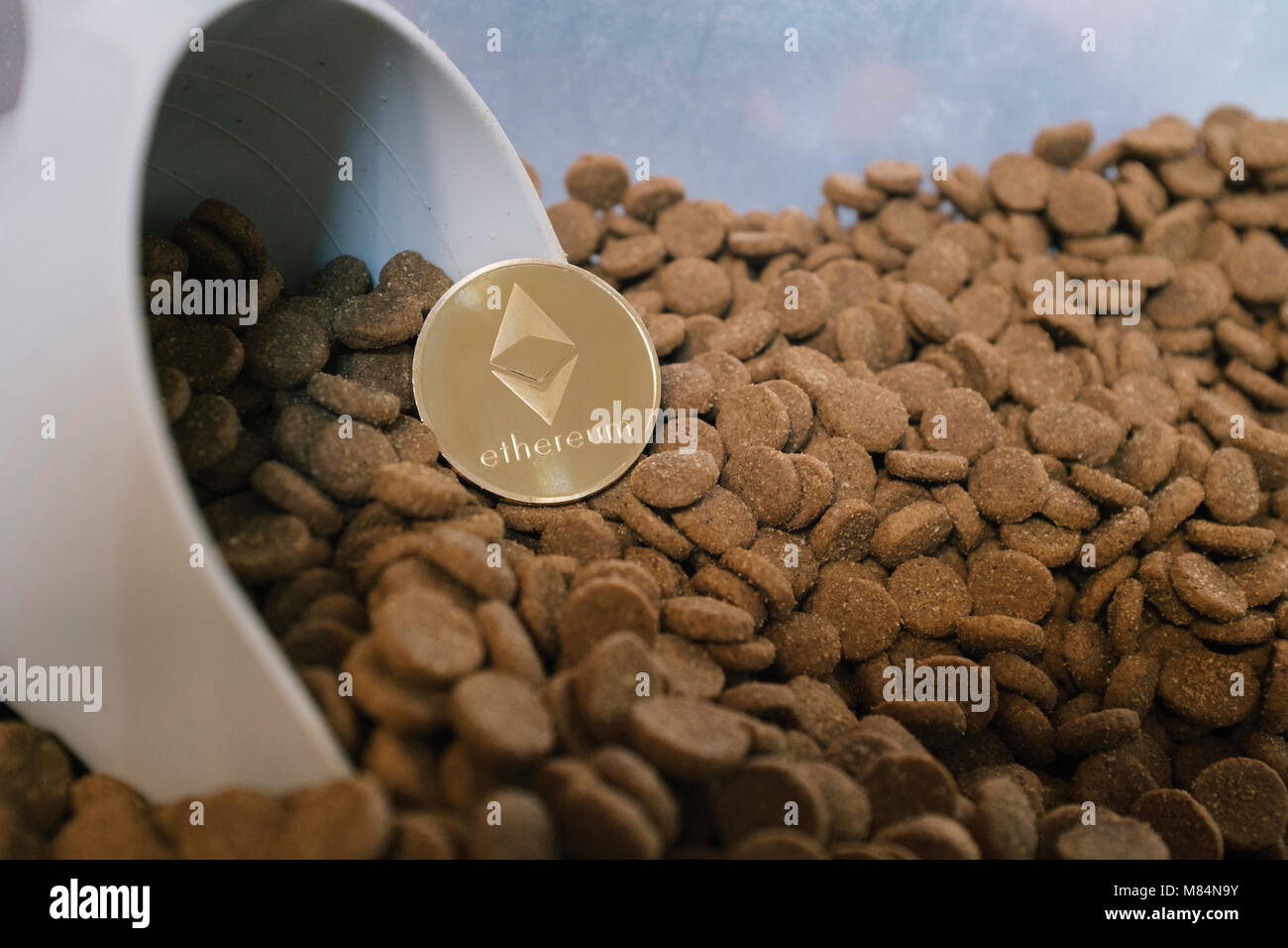 Golden scoop of money hi-res stock photography and images - Alamy