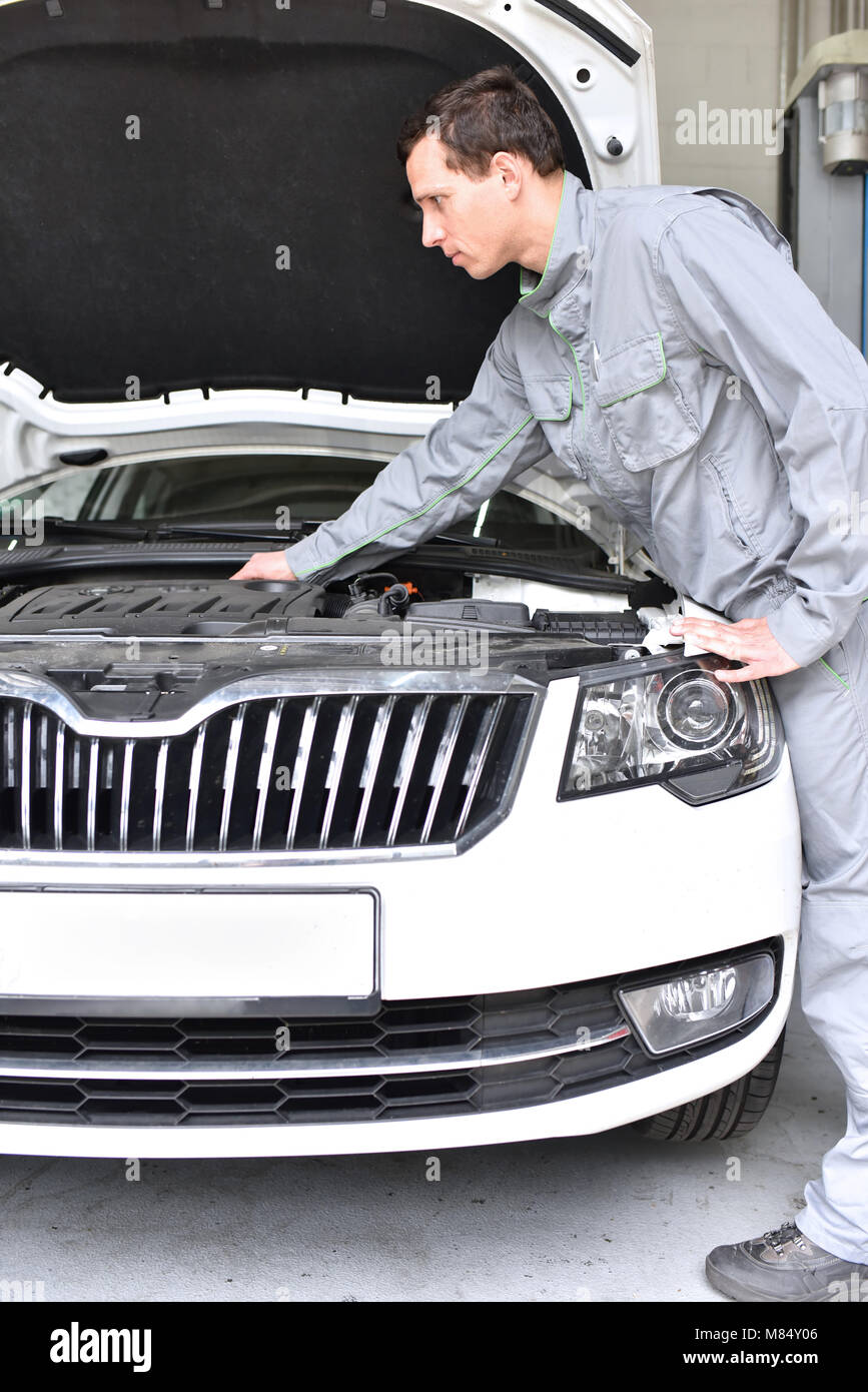 car mechanic in a workshop repairing a vehicle Stock Photo - Alamy