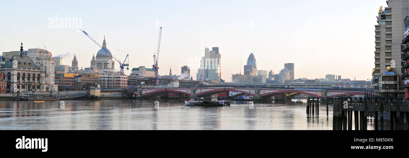 Panoramic view overlooking the river thames with st. pauls cathedral ...