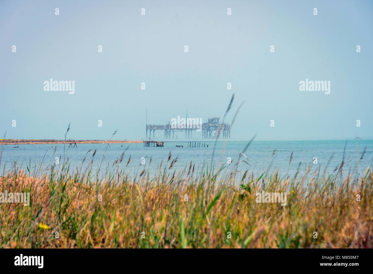 Old oil rig hi-res stock photography and images - Alamy