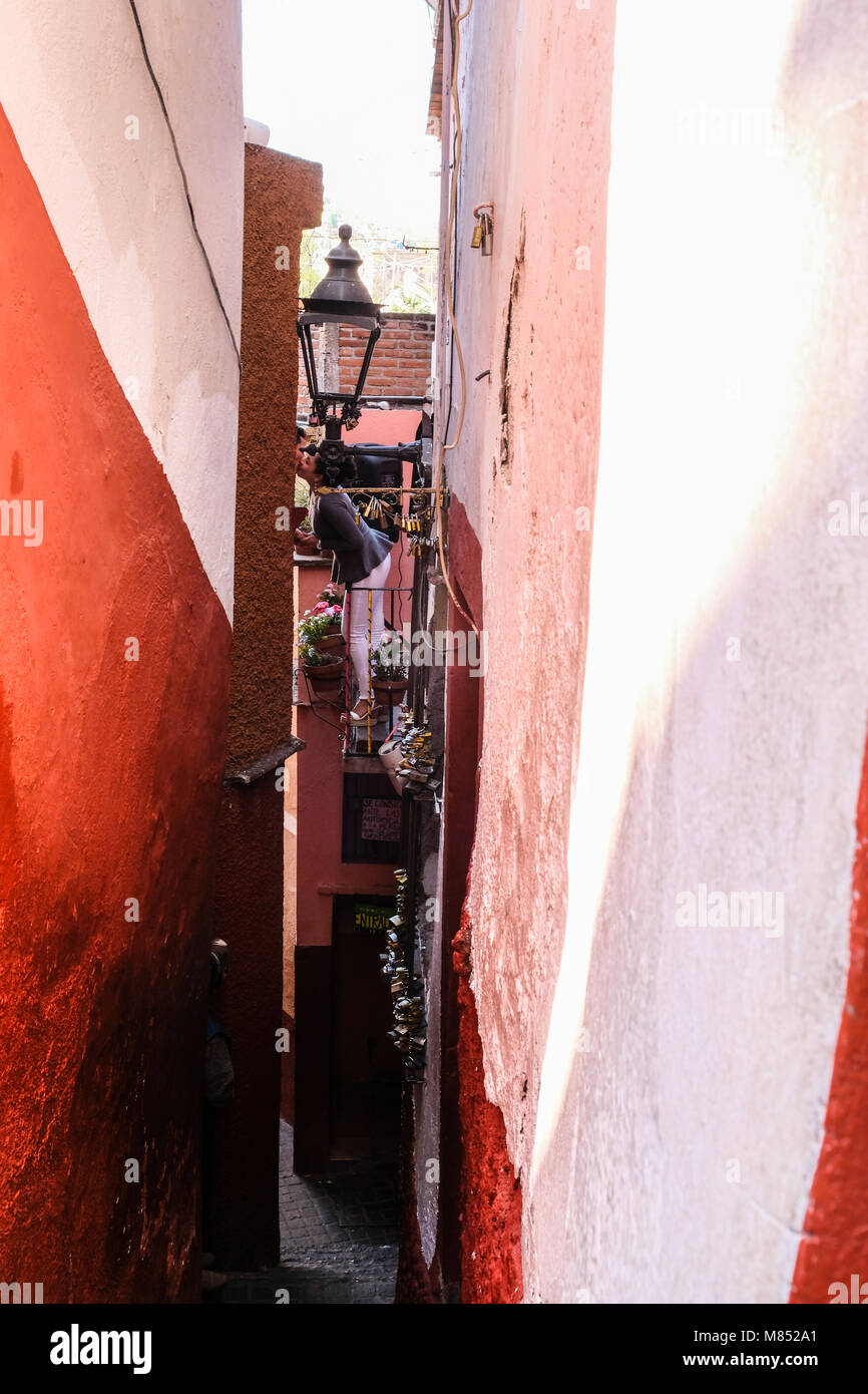 Kissing alley guanajuato hi-res stock photography and images - Alamy