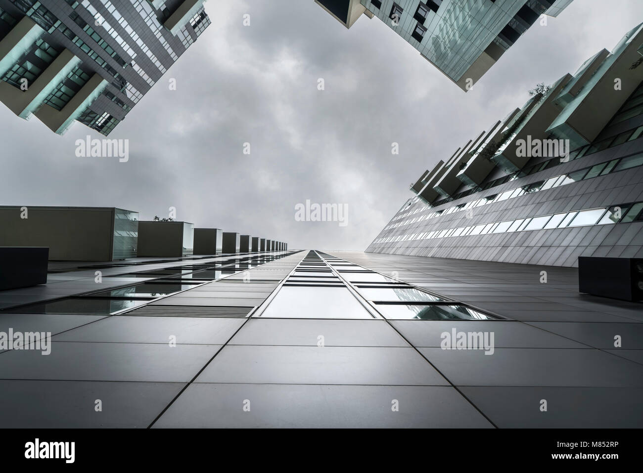 Skyscrapers from below hi-res stock photography and images - Alamy