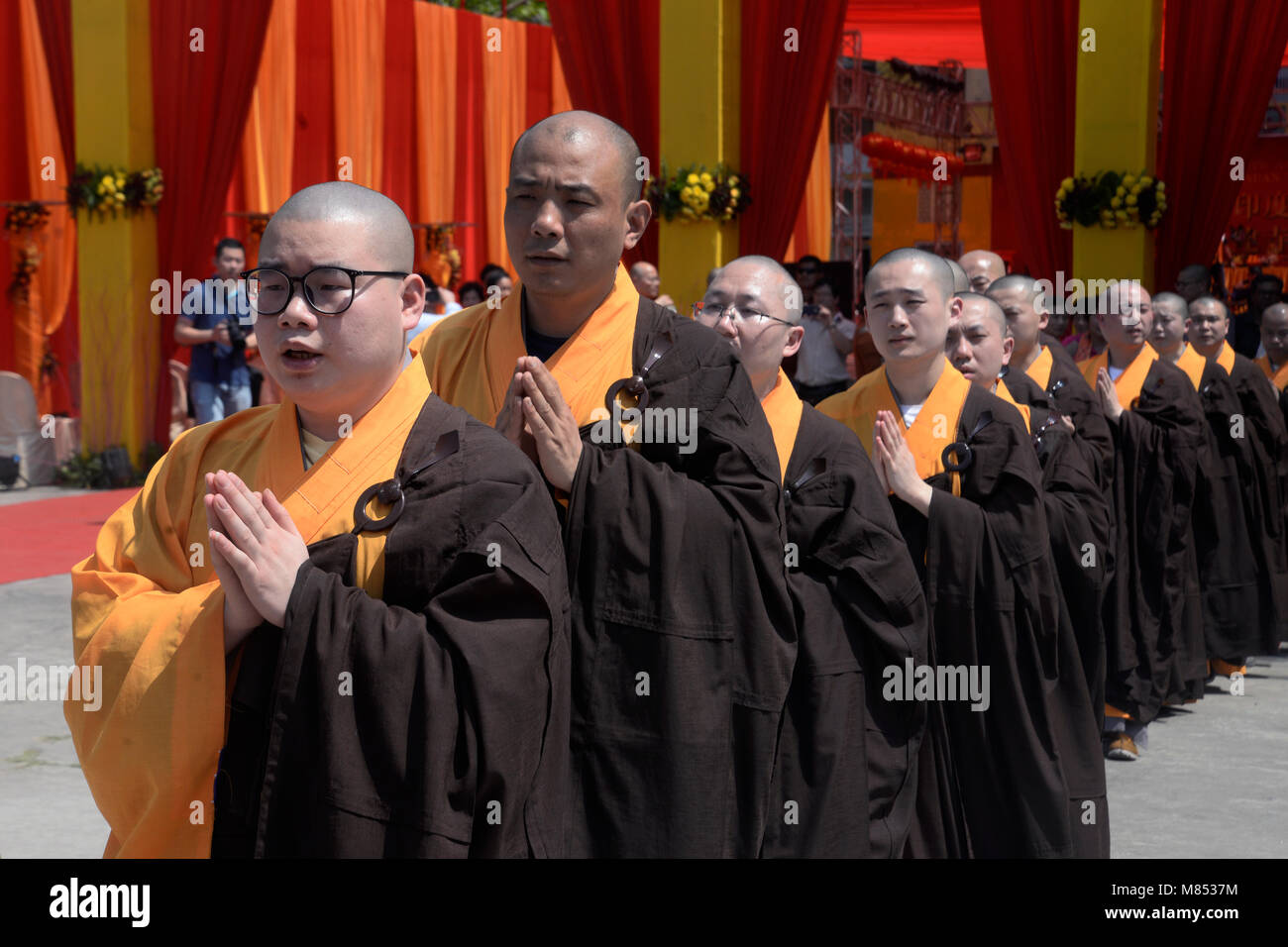 Kolkata, India. 14th Mar, 2018. Chinese Buddhist monk performs rituals ...
