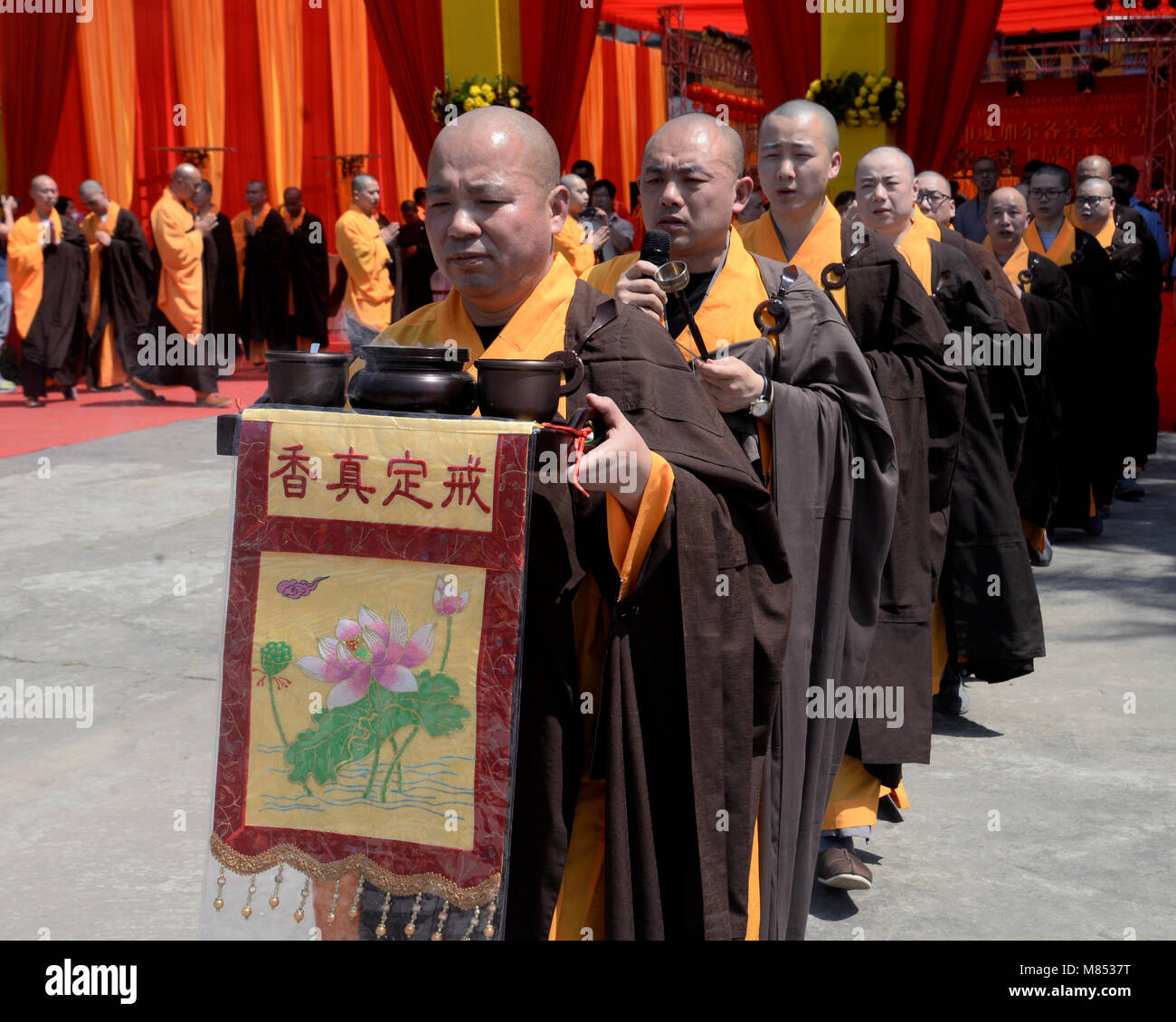 Kolkata, India. 14th Mar, 2018. Chinese Buddhist monk performs rituals ...