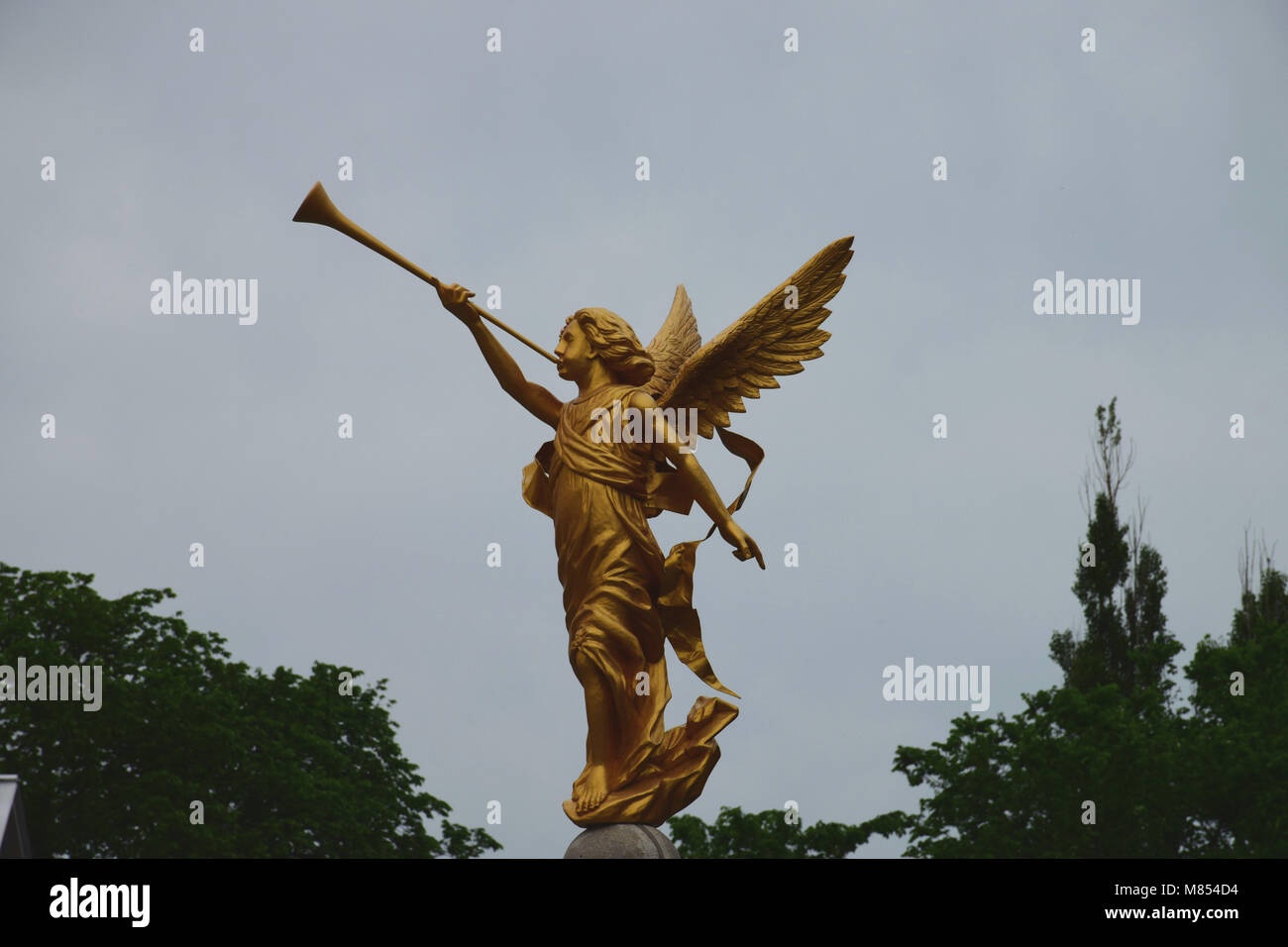 Trumpet playing statue hi-res stock photography and images - Alamy