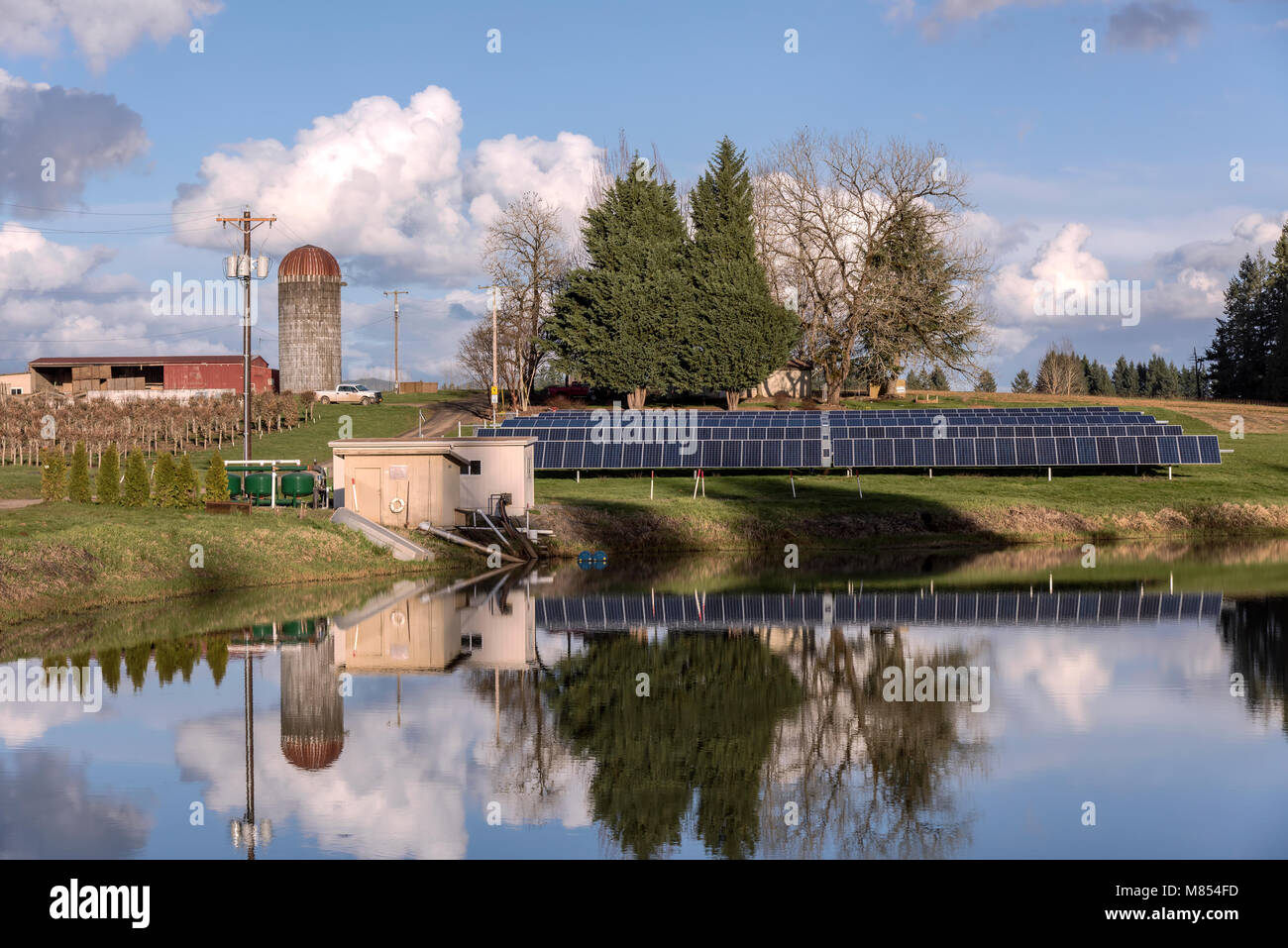 Oregon solar field hi-res stock photography and images - Alamy