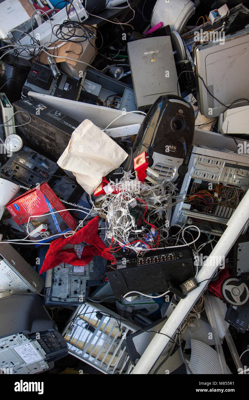 Electronic scrap hi-res stock photography and images - Alamy
